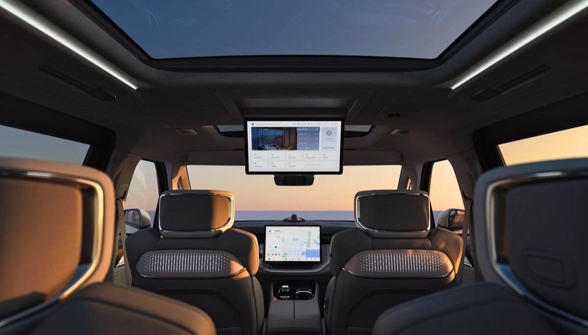 Volvo EM90 Electric MPV आ रही है Toyota का खेल खत्म करने
